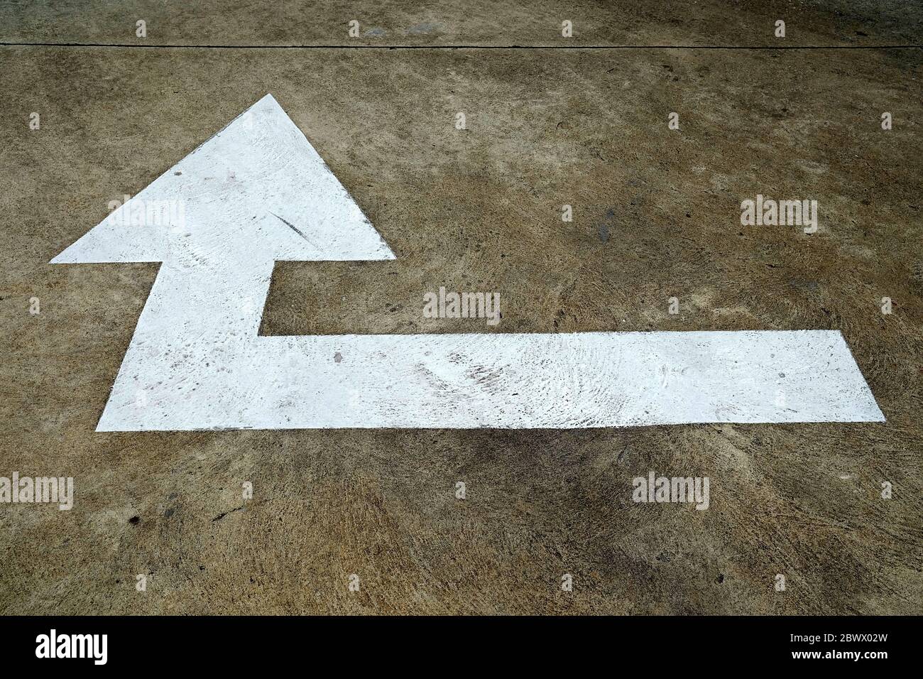 White Turn Right Arrow Sign on the Concrete Road Stock Photo - Alamy