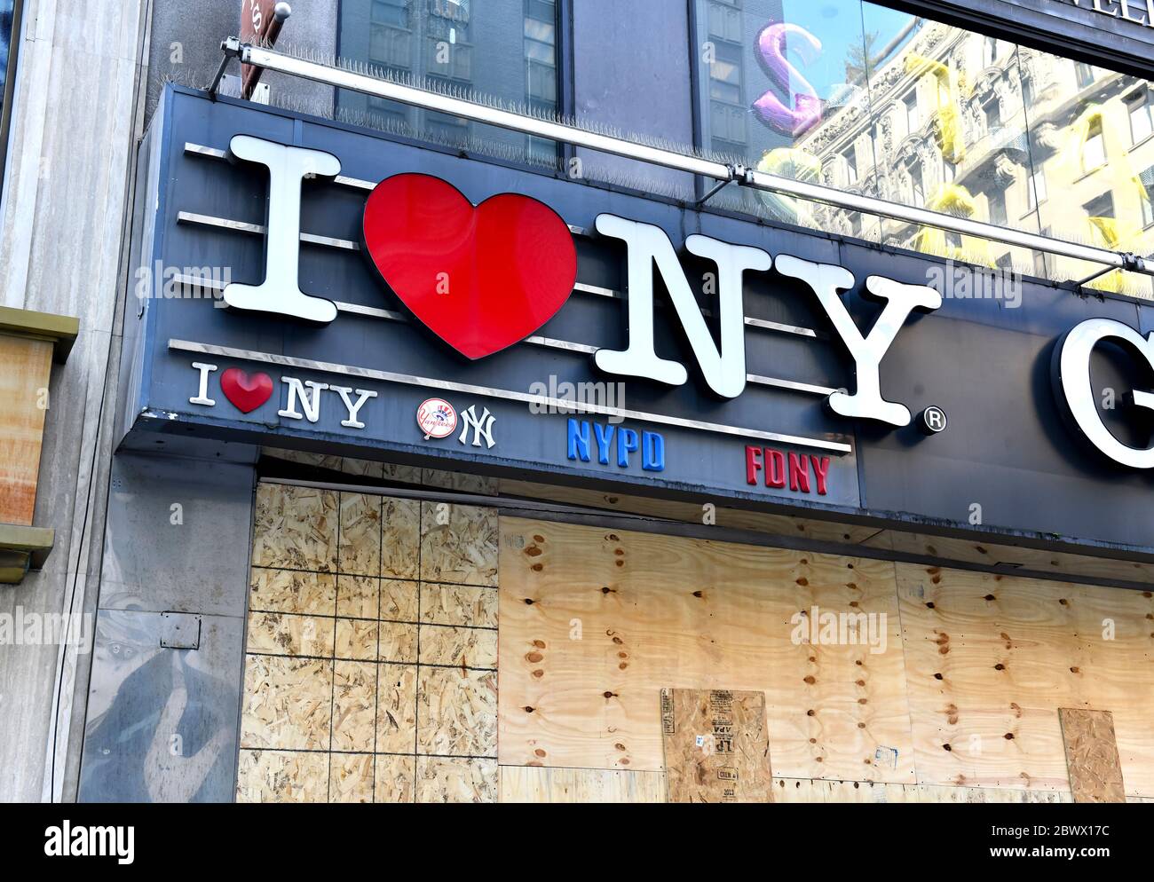 Retailers in NYC already strained by COVID-19 shutdowns, board up ...