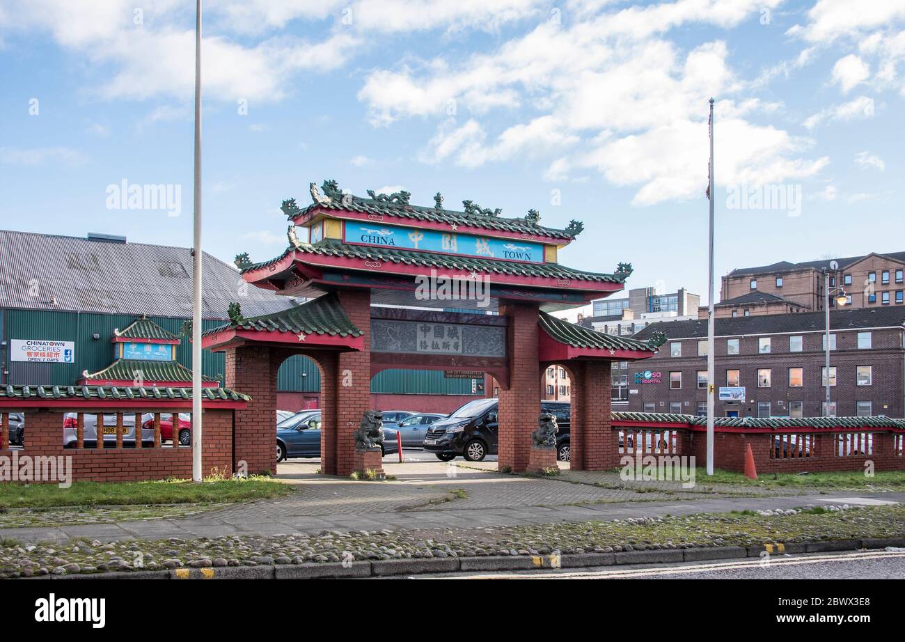 Dragon Gate at entrance to Chinatown shopping and resturant New City ...