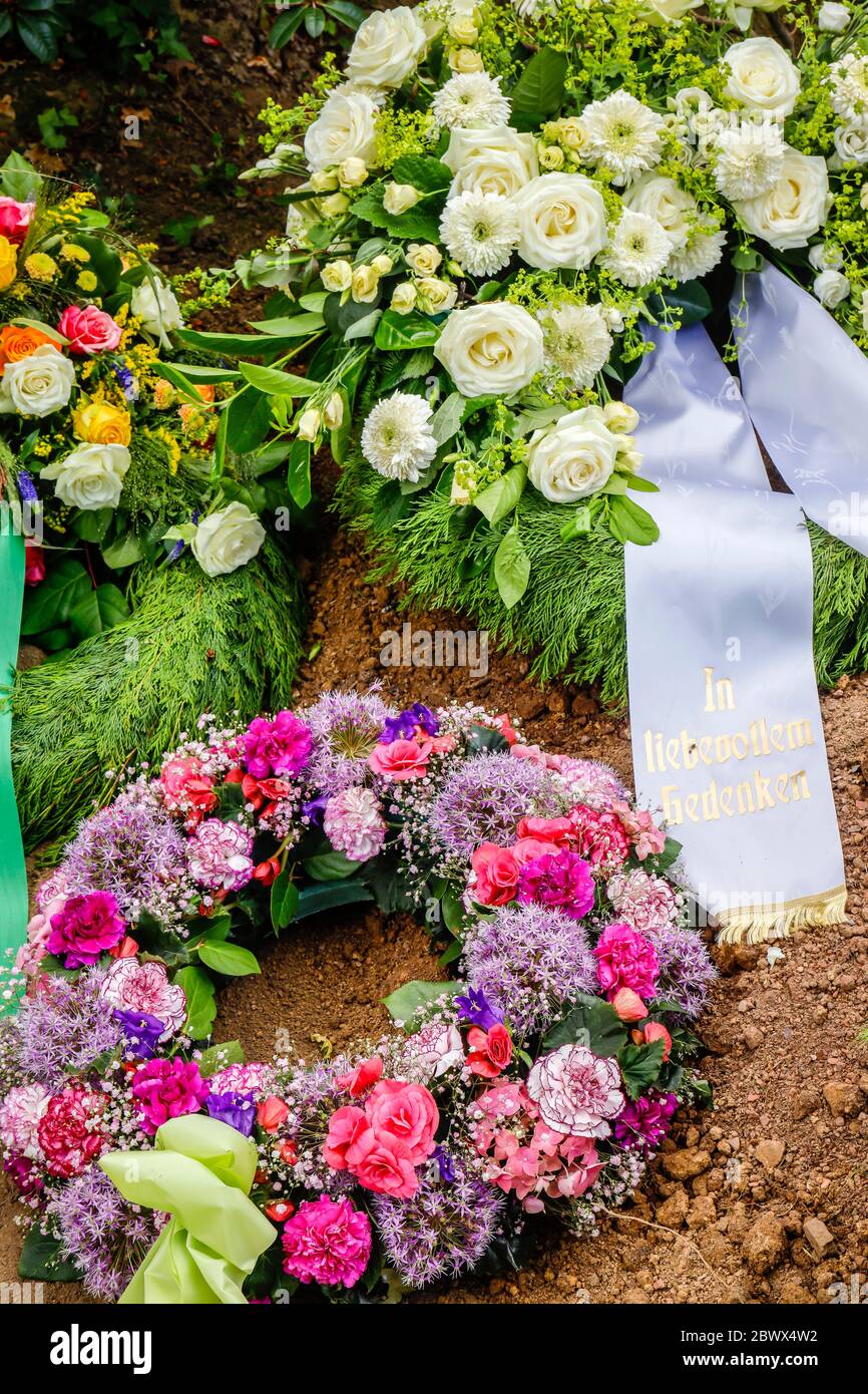 Mourning wreaths with ribbons on a fresh grave hi-res stock photography ...