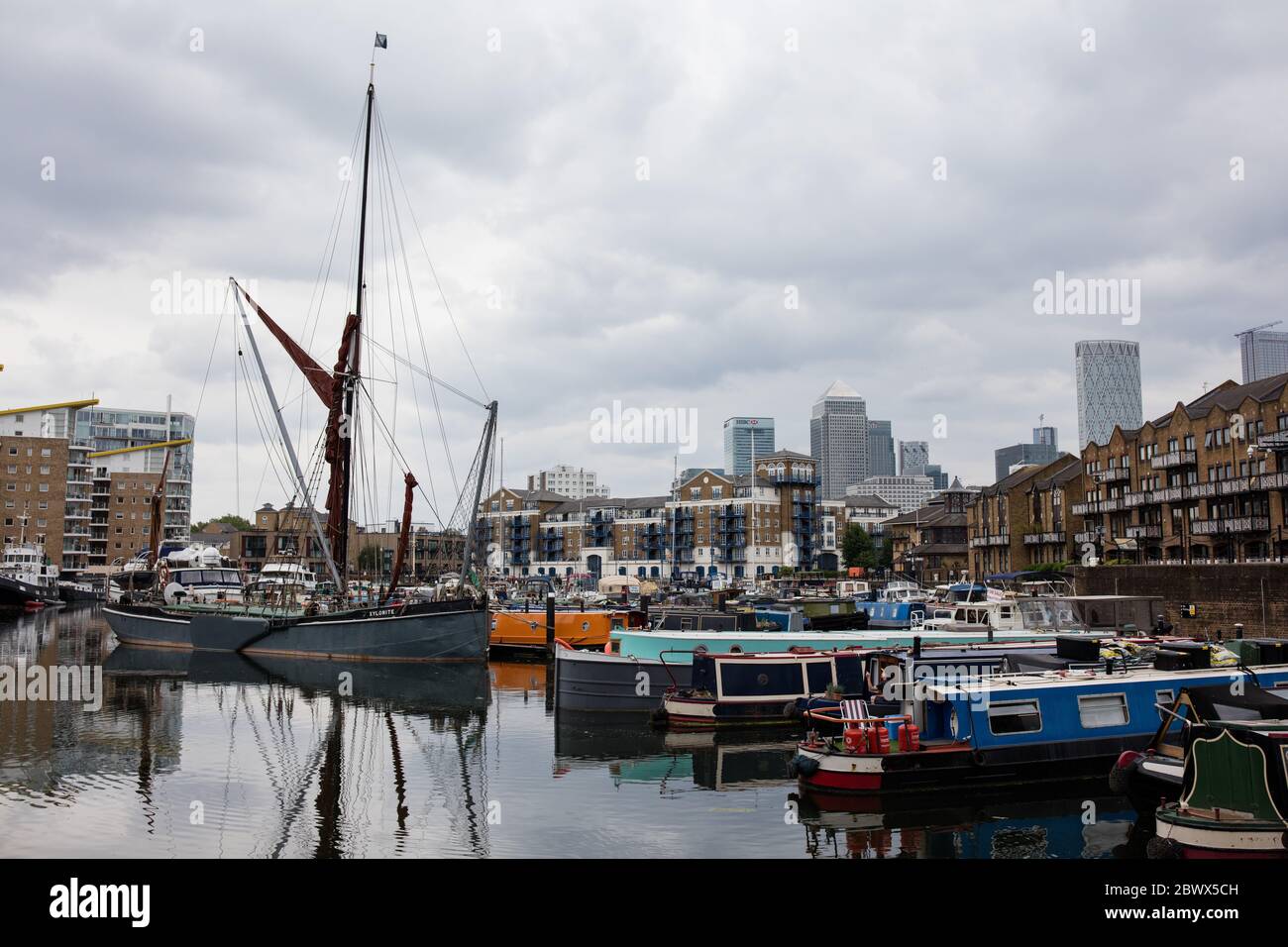Limehouse marina and basin lock hi-res stock photography and images - Alamy