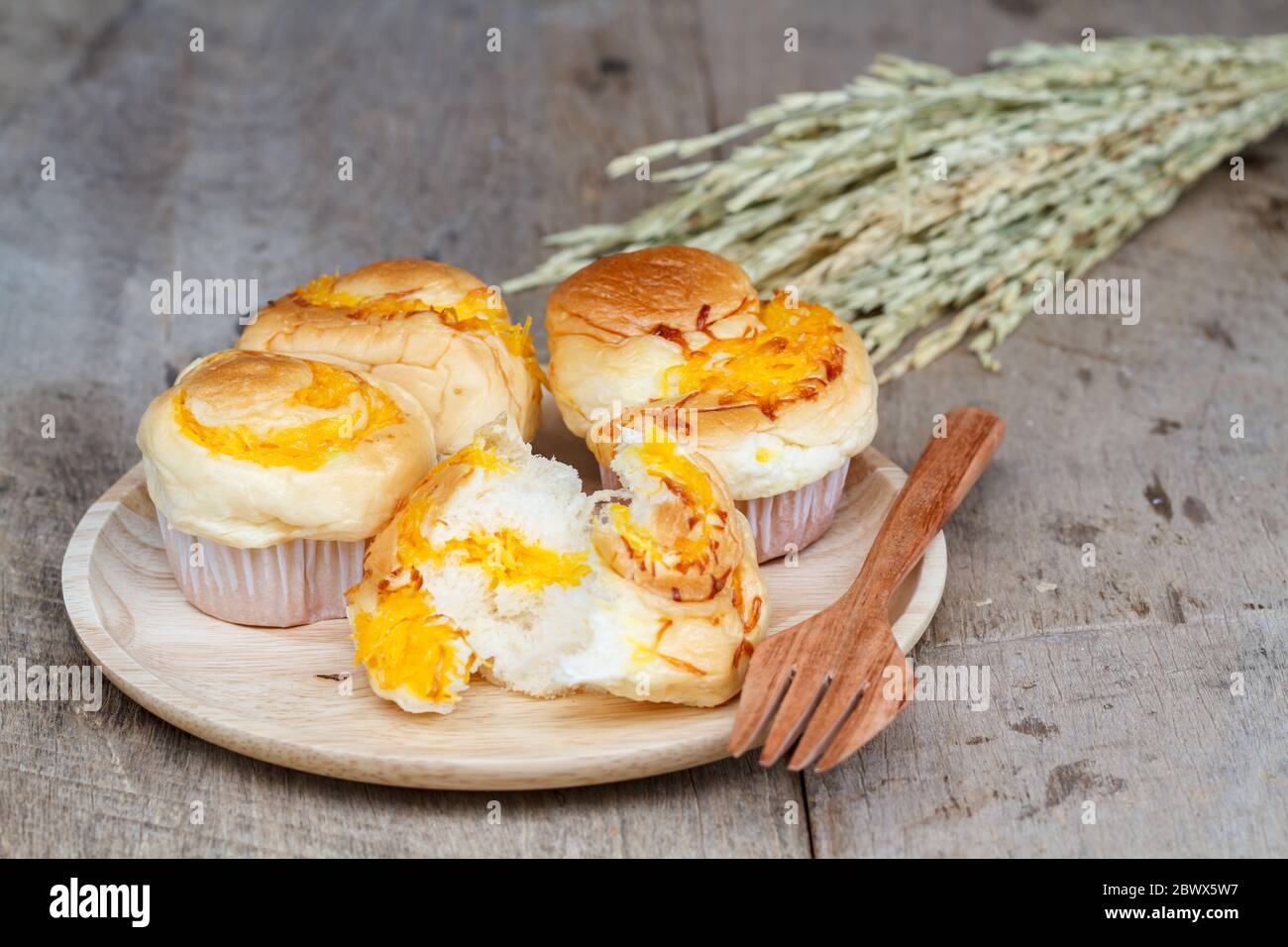 Golden threads thai dessert hi-res stock photography and images - Alamy