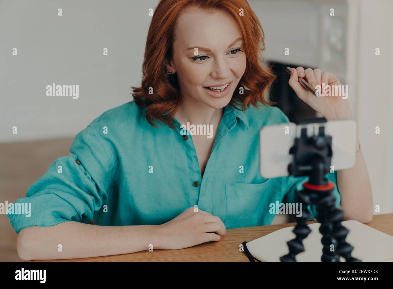 Influencer posing tripod hi-res stock photography and images - Alamy