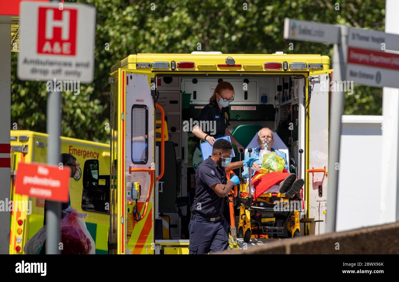 Oxygen mask ambulance hi-res stock photography and images - Alamy