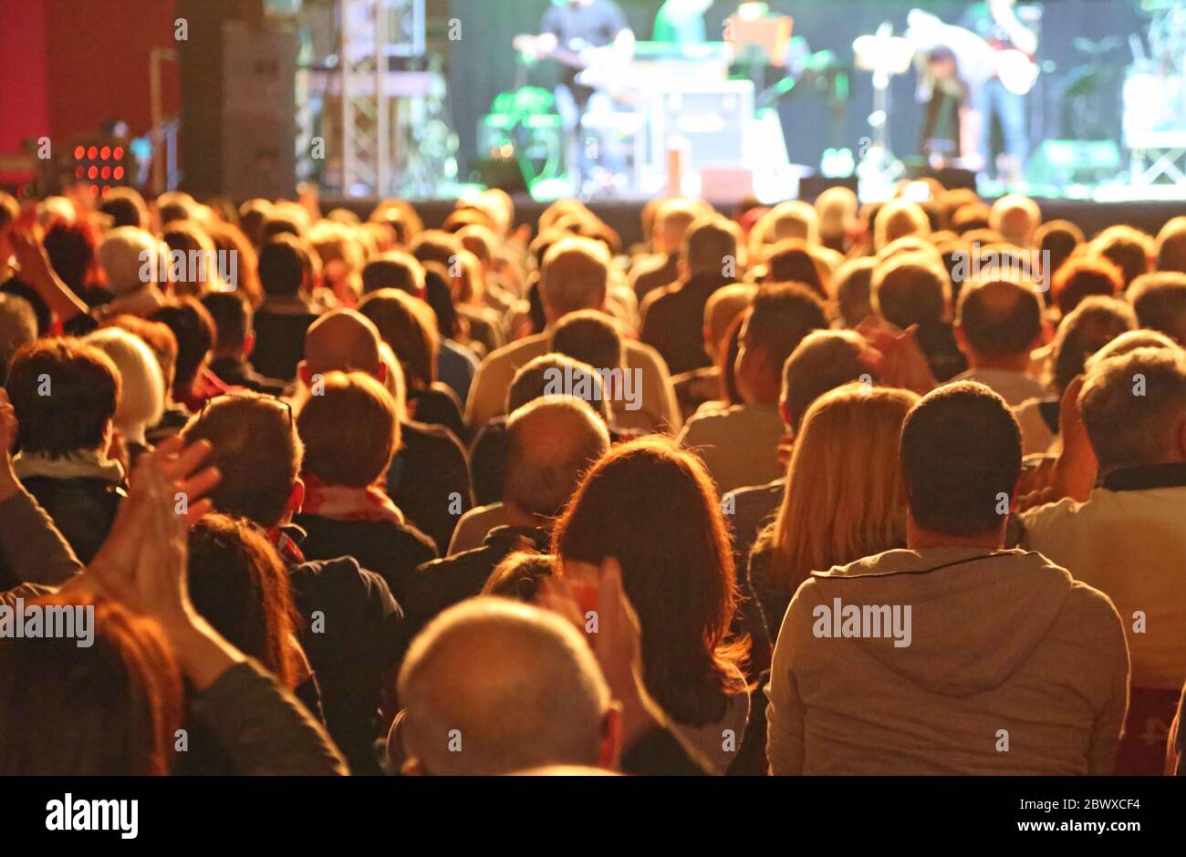 Concert audience attendance hi-res stock photography and images - Alamy