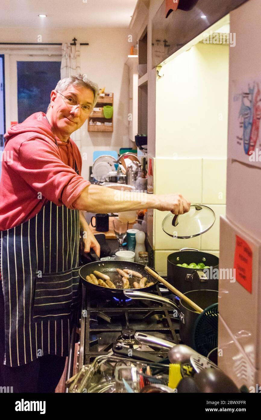 Dad cooking dinner hi-res stock photography and images - Alamy