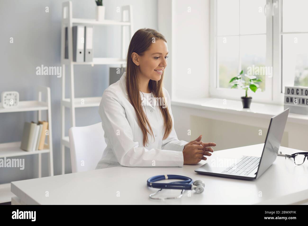 Doctor video call patient hi-res stock photography and images - Alamy