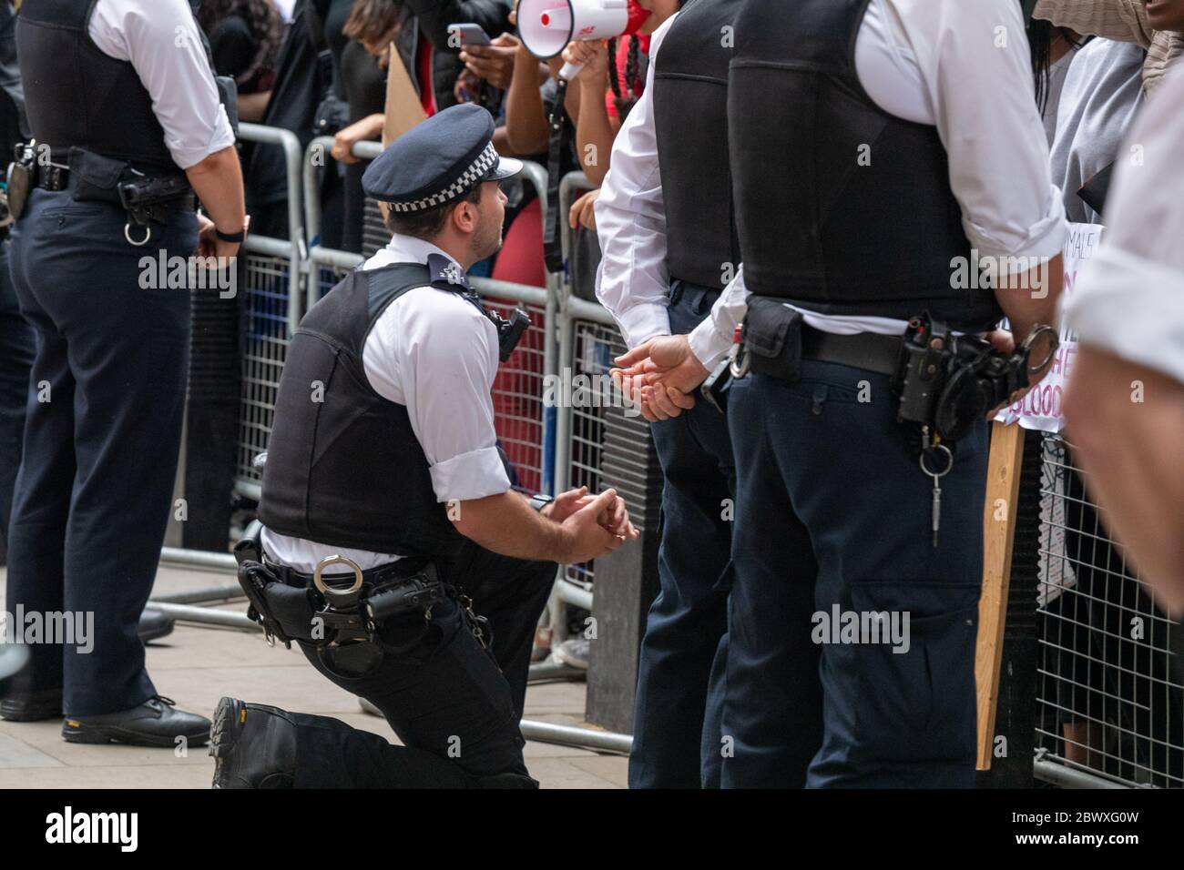 British police officers take the knee hi-res stock photography and ...