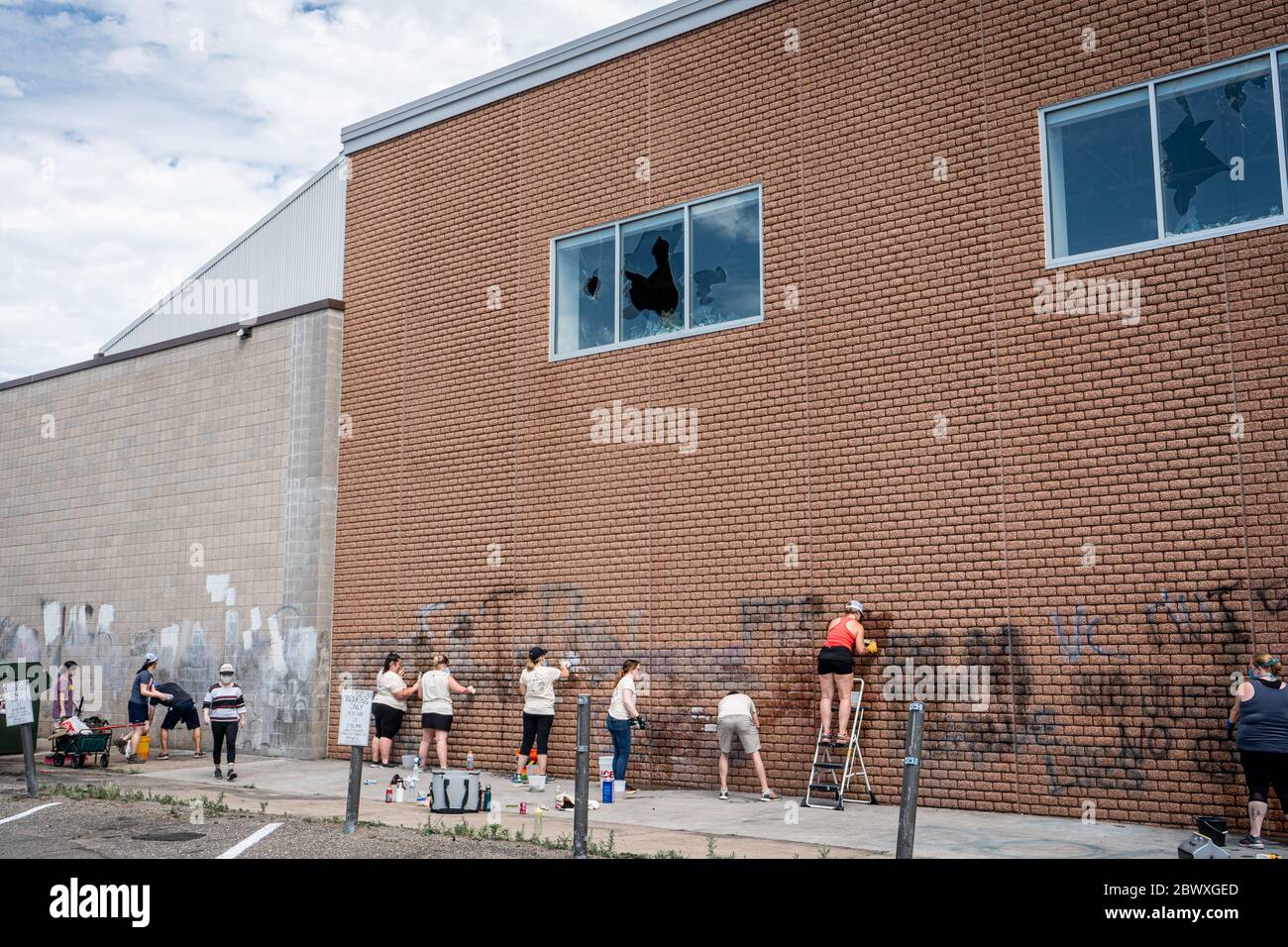 Minneapolis, Minnesota / USA - June 2 2020: Volunteers clean up ...