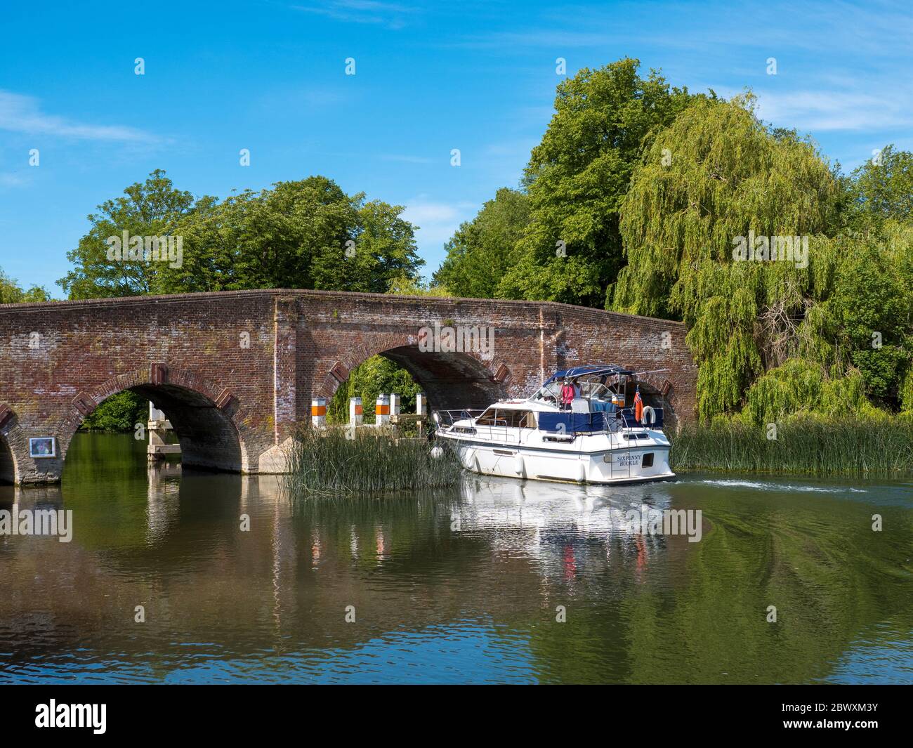 Pleasure Boat Travelling, Under Sonning Bridge, River Thames, Sonning ...