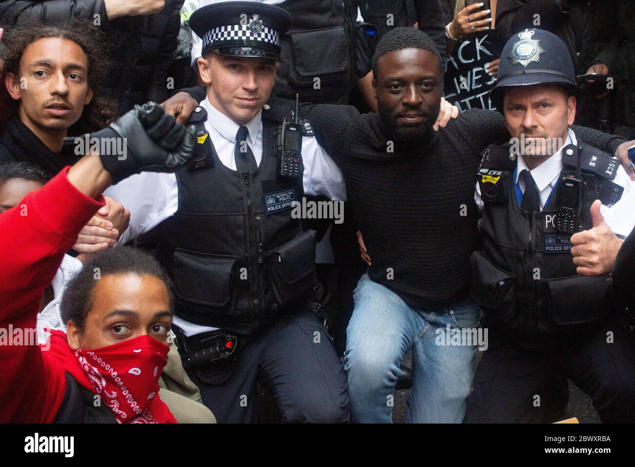 Police take the knee hi-res stock photography and images - Alamy