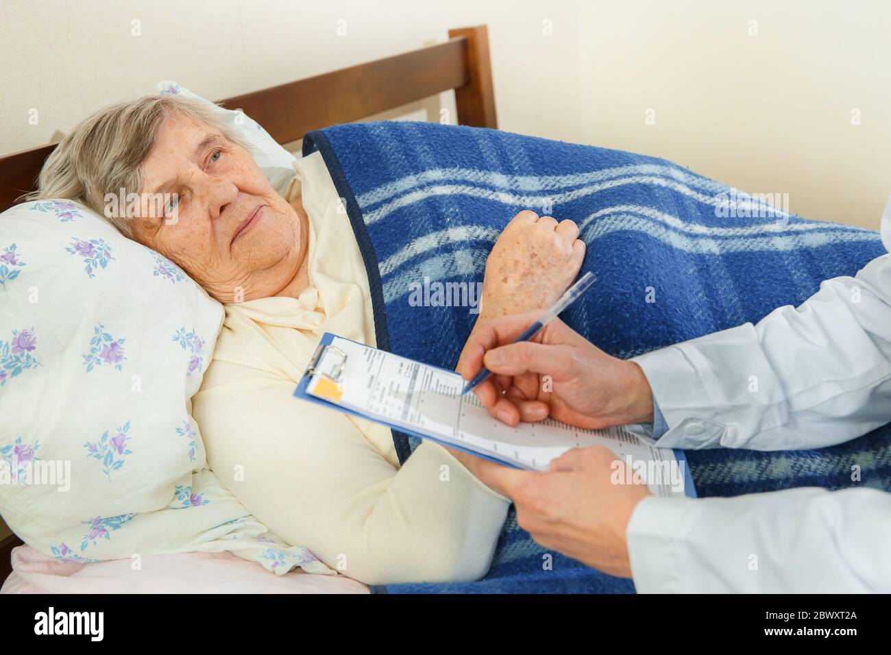Sick elderly person family hi-res stock photography and images - Alamy