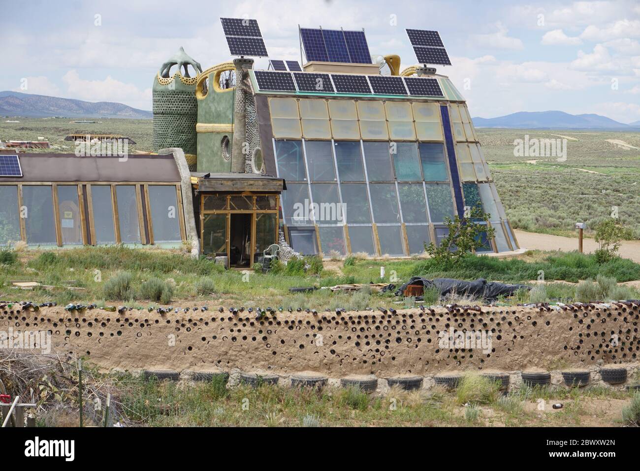Earthship community hi-res stock photography and images - Alamy