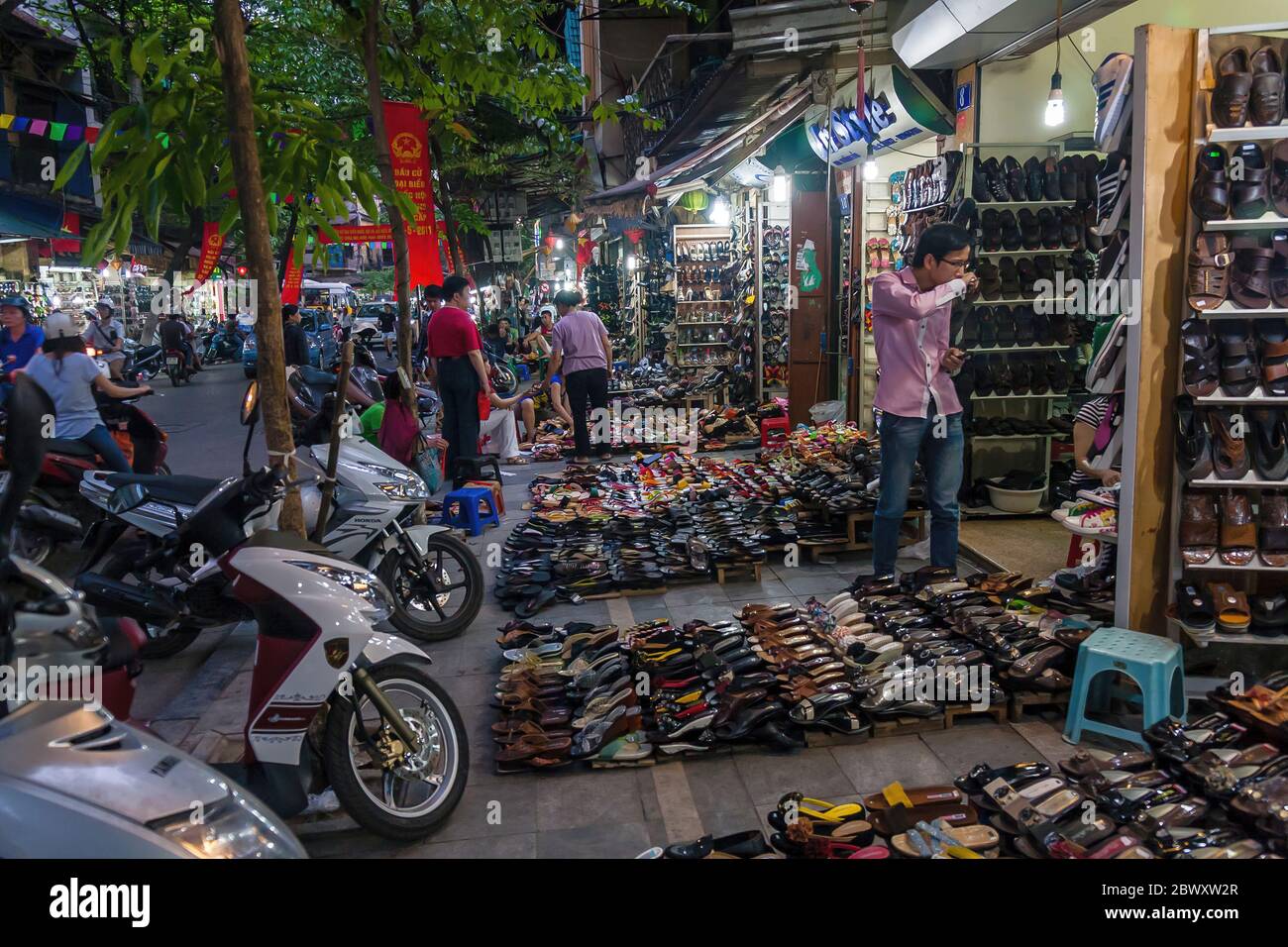 A night street market in the downtown of Hanoi Stock Photo - Alamy