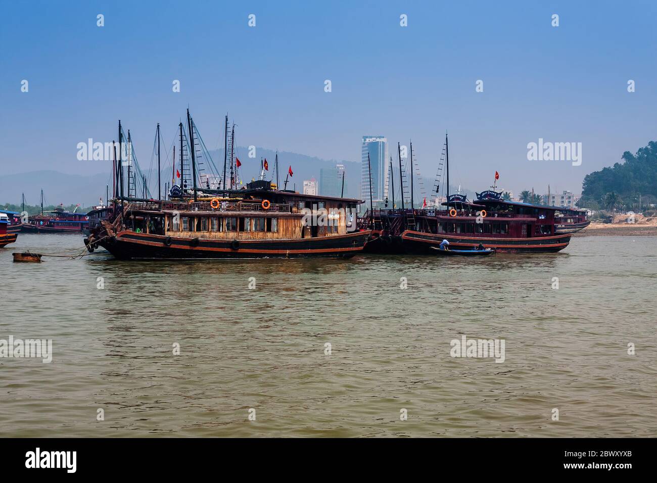 Cruise junk boats anchored in Ha Long Bay Stock Photo - Alamy