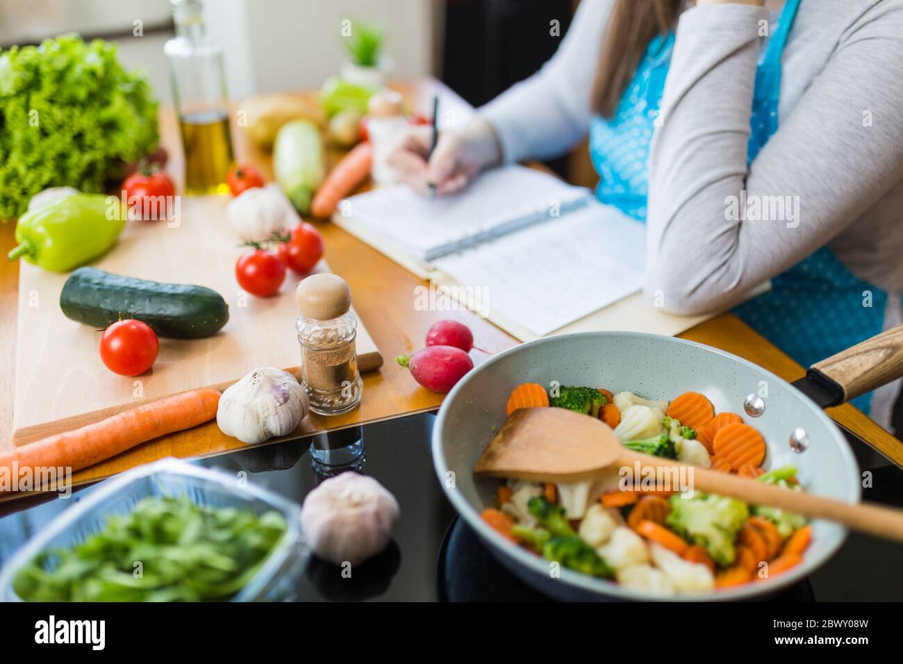 Taking food notes hi-res stock photography and images - Alamy