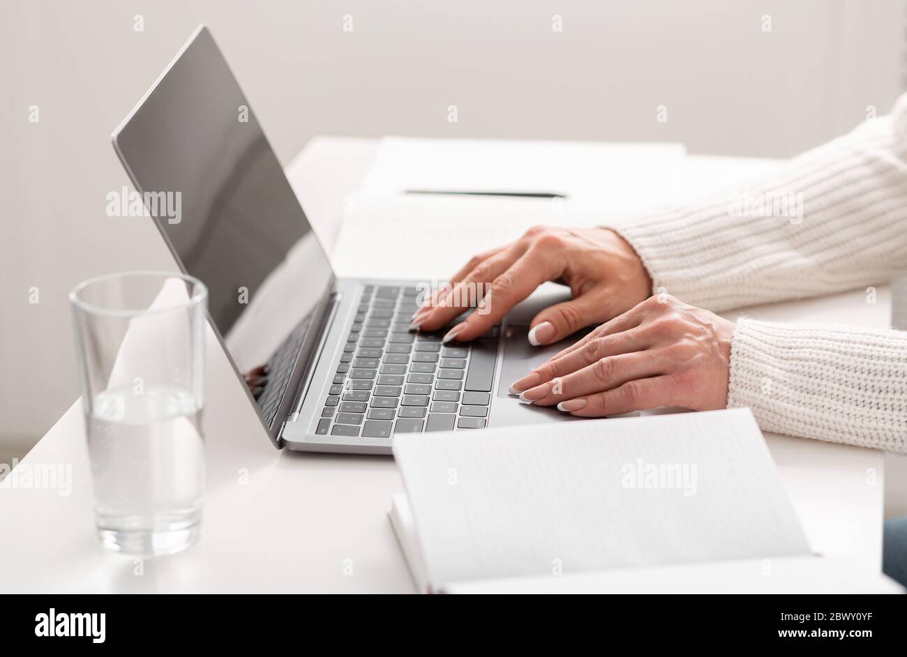 Glass table computer hi-res stock photography and images - Alamy