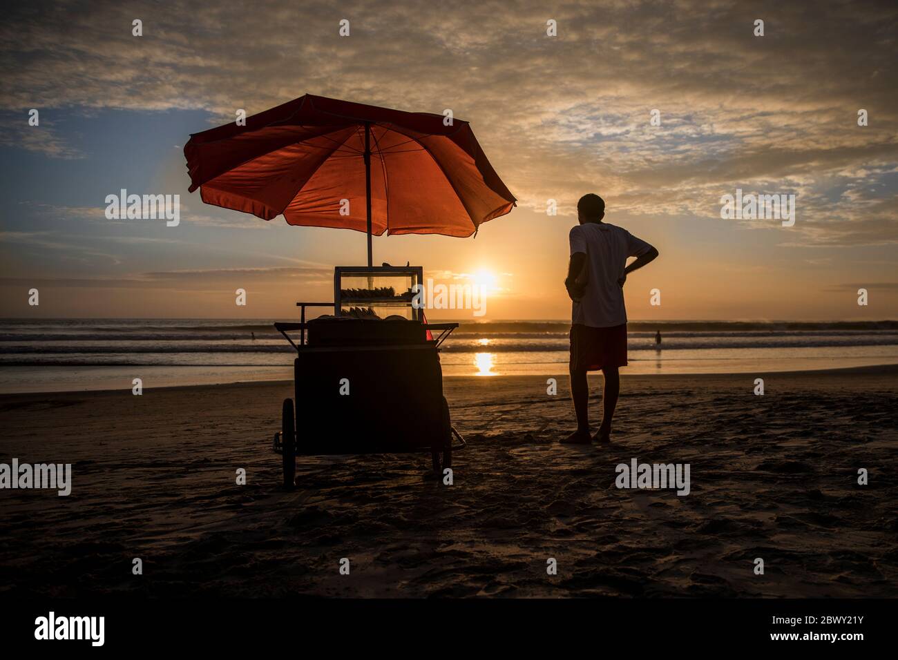 Teenage food beach hi-res stock photography and images - Alamy