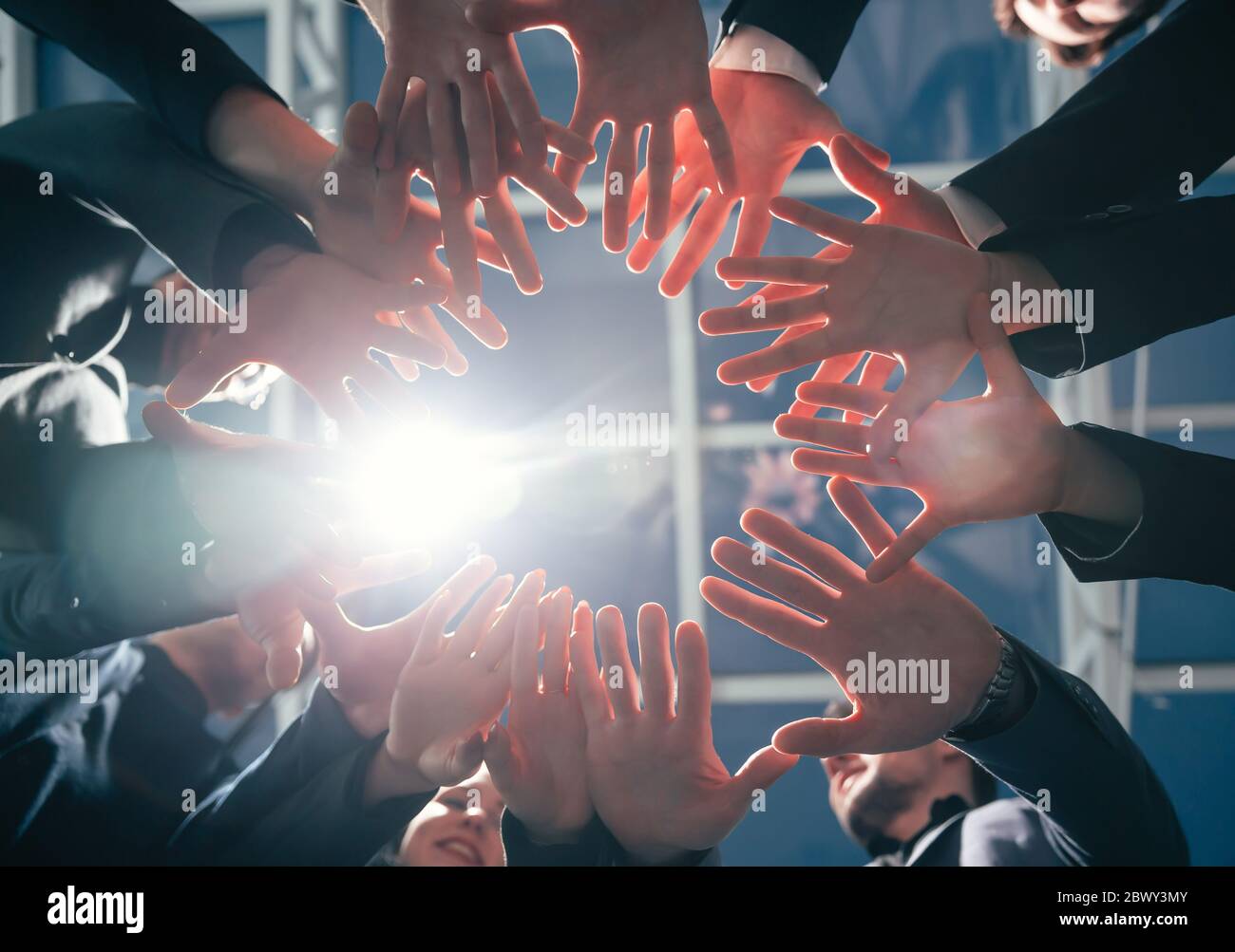 Teambuilding circle hi-res stock photography and images - Alamy