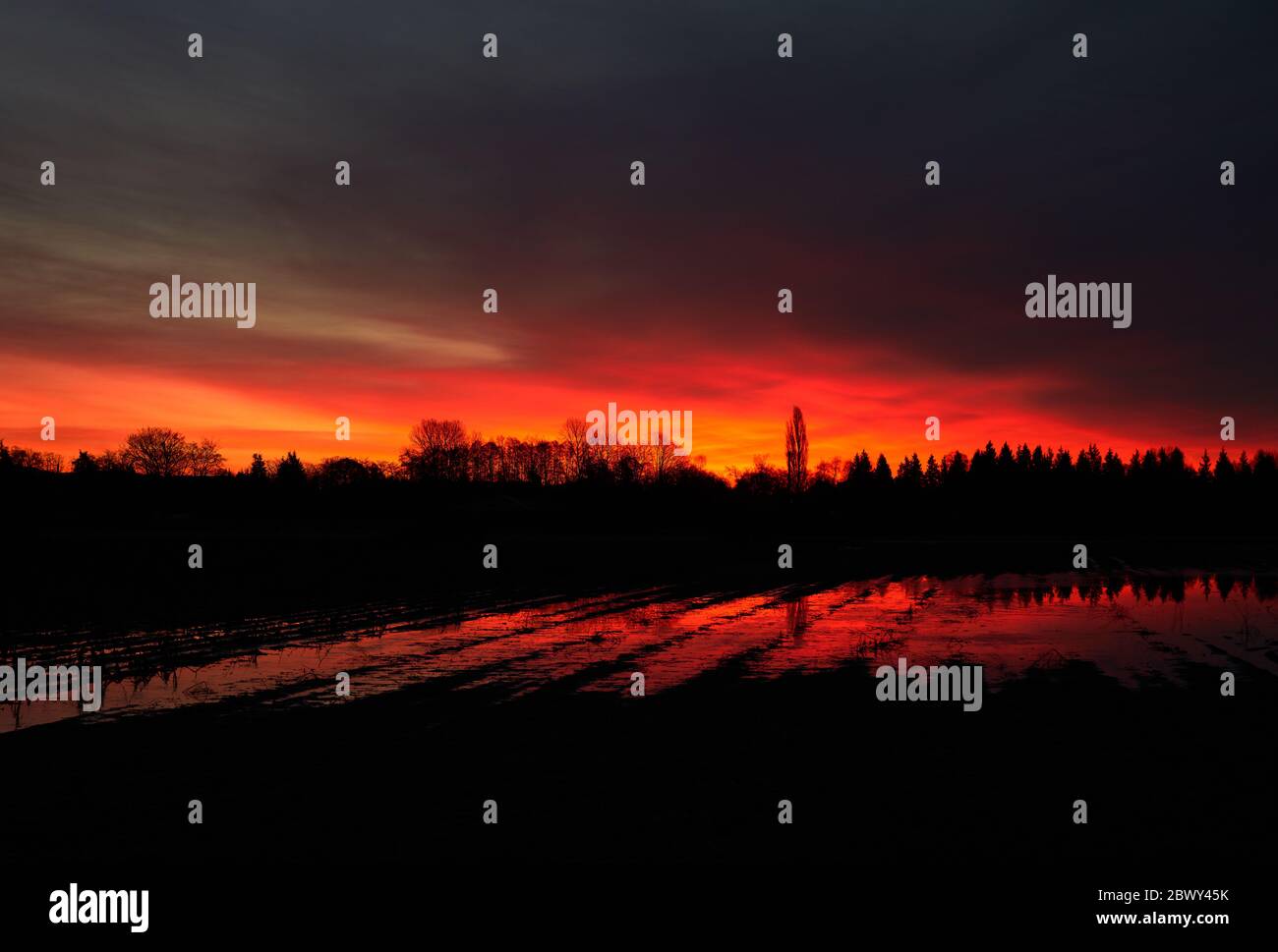 Sunrise over farm land hi-res stock photography and images - Alamy