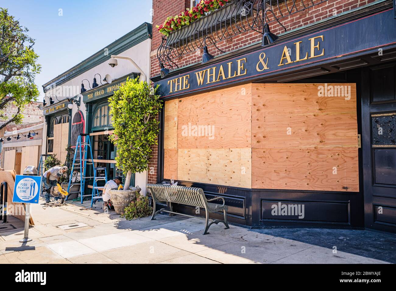 The Whale & Ale boards up windows in San Pedro, CA during protests and ...