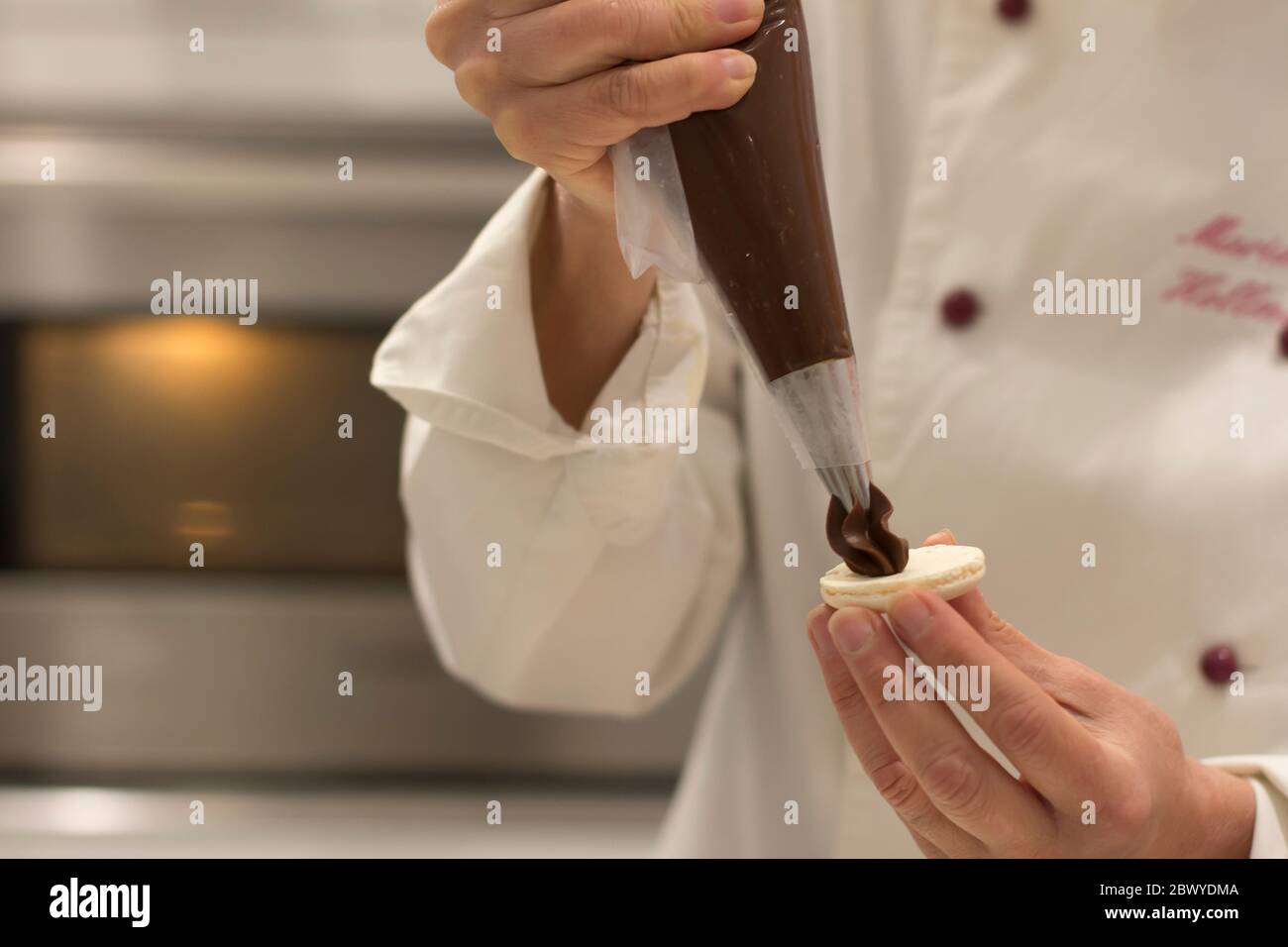 Making macaron hands hi-res stock photography and images - Alamy