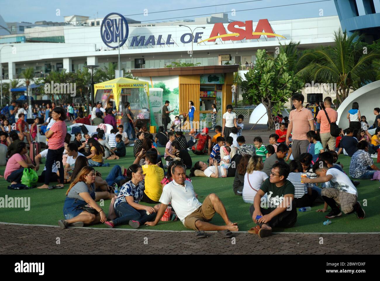 Crowds gather outside SM Mall of Asia, Mall of Asia, Pasay City, Manila ...