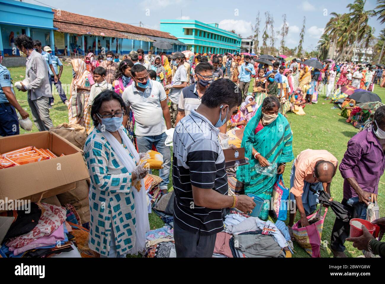 Food distribution india bangladesh hi-res stock photography and images ...