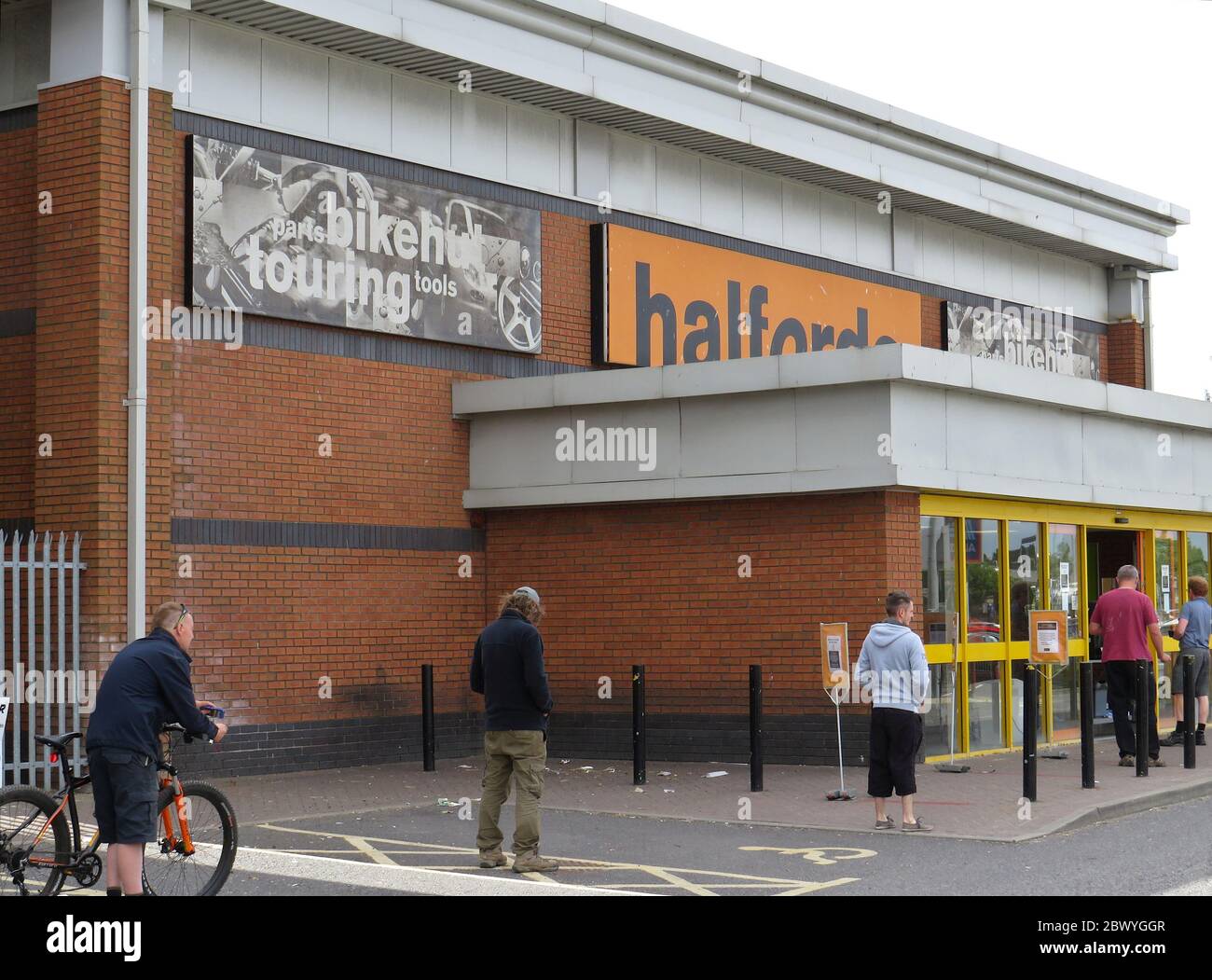 Halfords entrance store company hi-res stock photography and images - Alamy