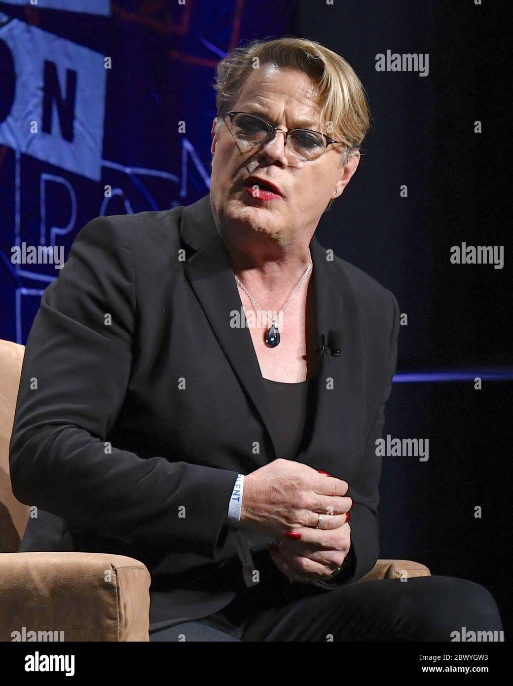 Eddie izzard on stage hi-res stock photography and images - Alamy