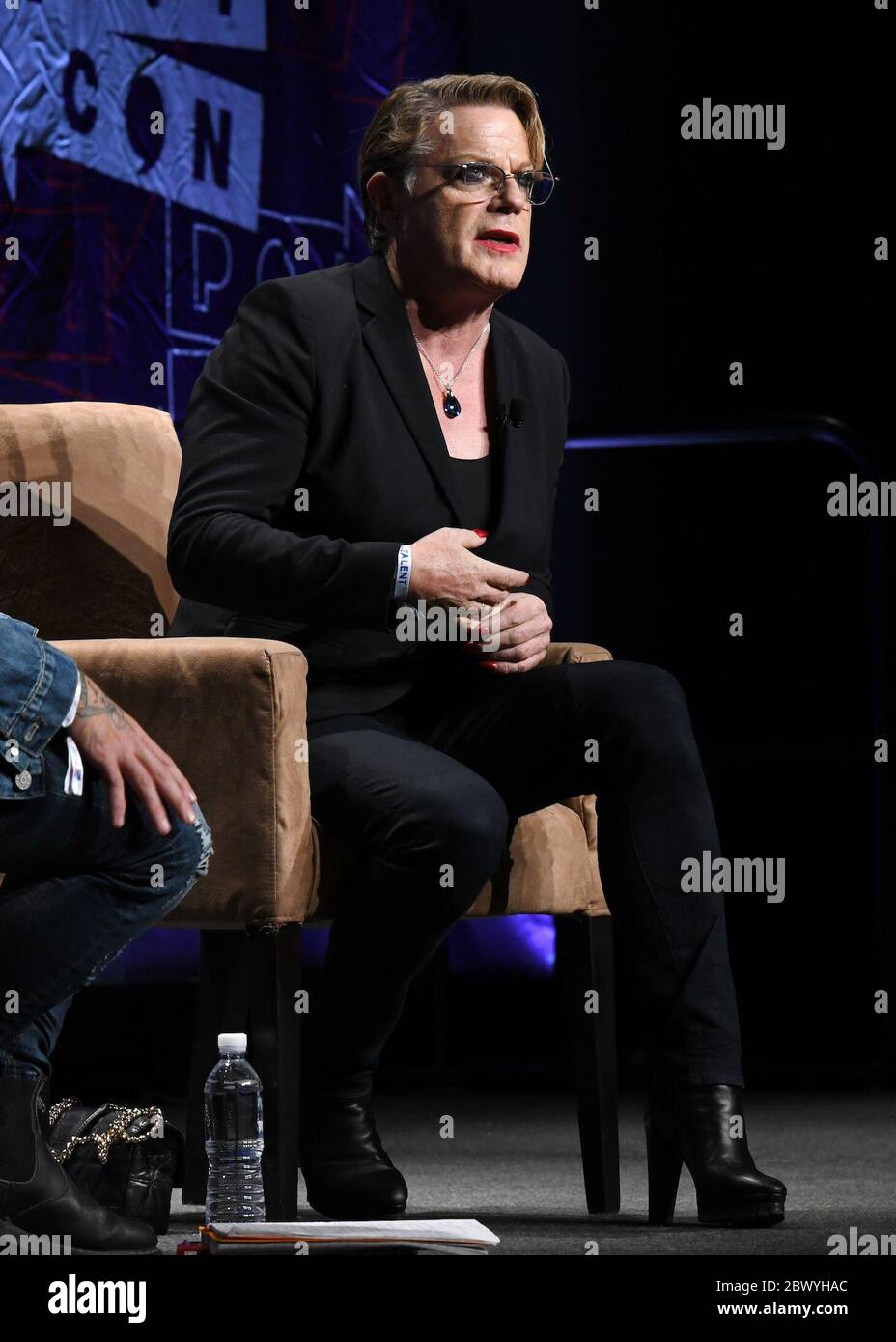 Eddie izzard on stage hi-res stock photography and images - Alamy