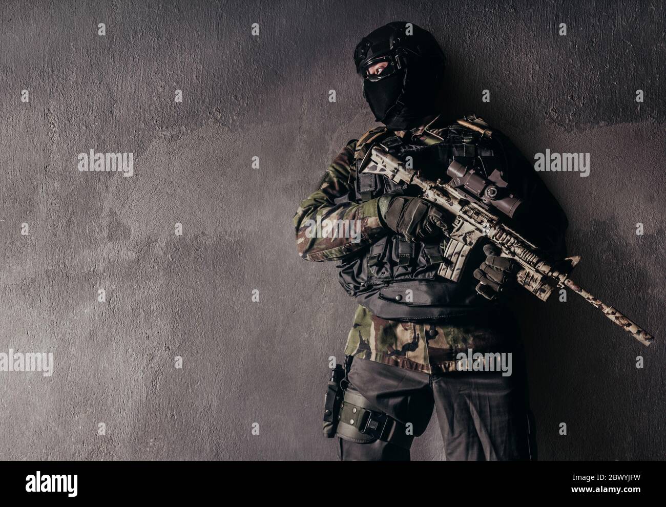 Soldier leaning on rifle hi-res stock photography and images - Alamy