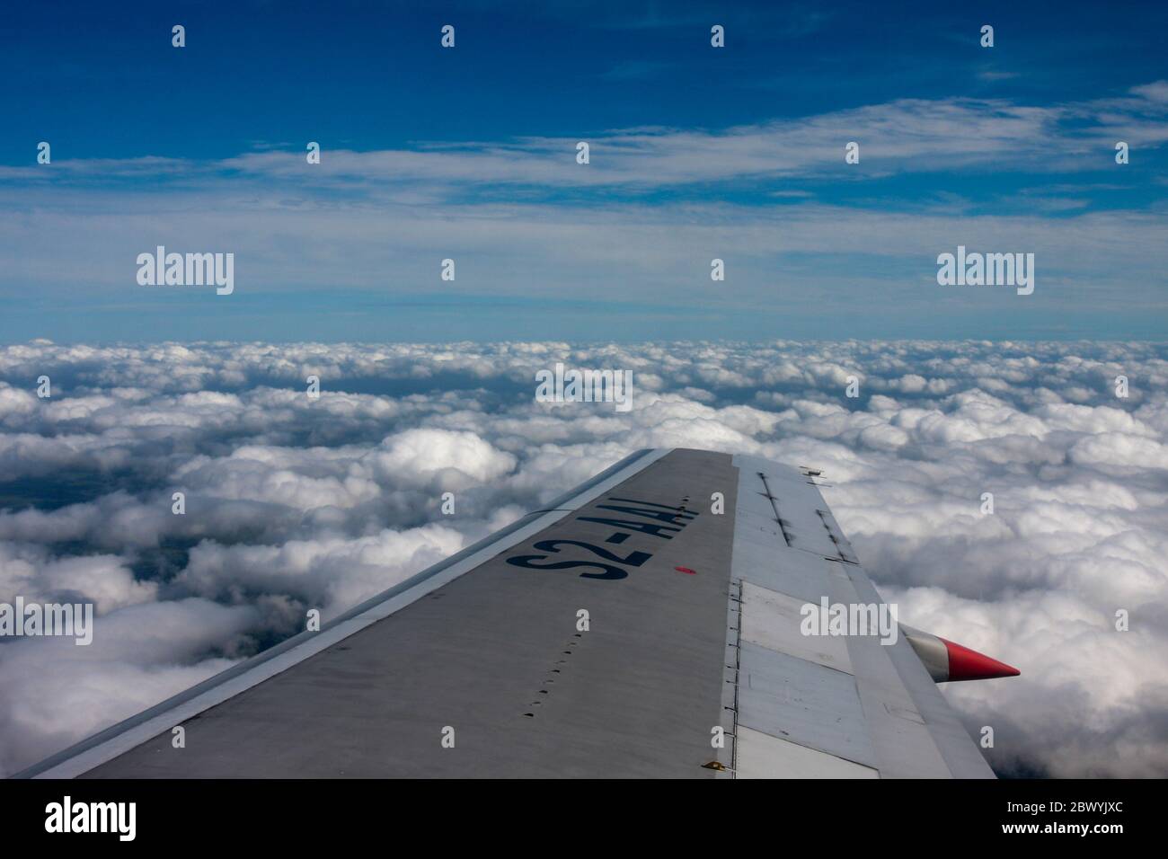View of a airplane wing from a boeing 737-200 aircraft flying at 33000 ...