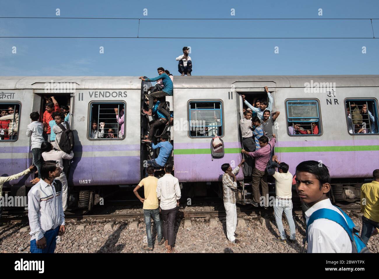 Overcrowded indian train hi-res stock photography and images - Alamy