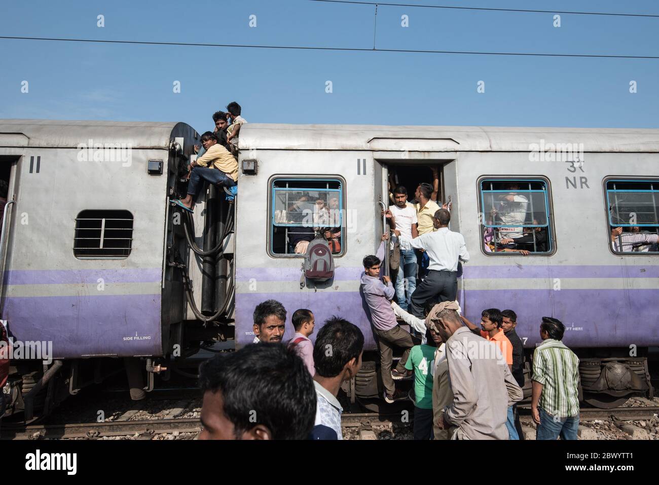 Overcrowded indian train hi-res stock photography and images - Alamy