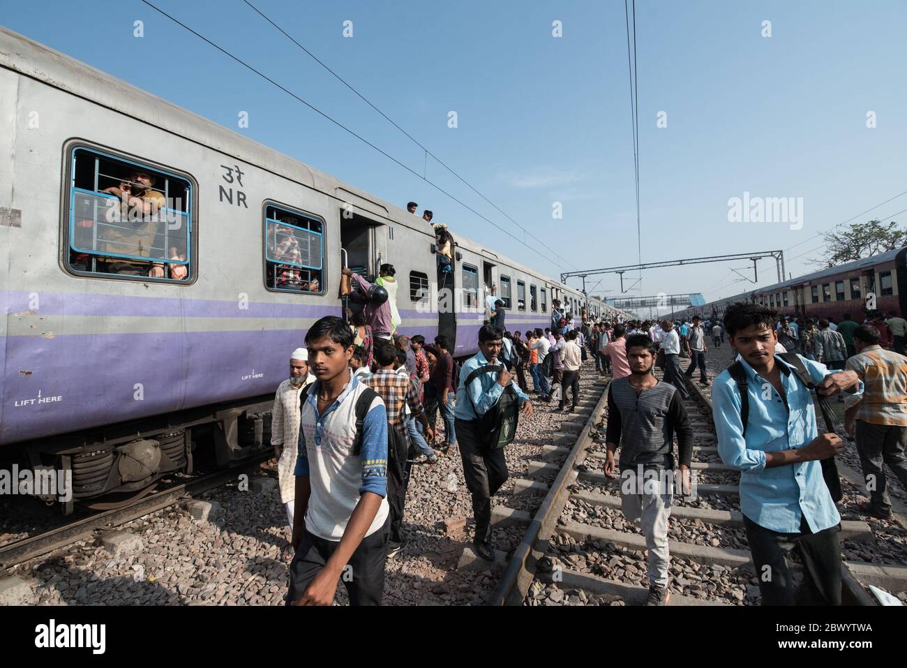 Overcrowded indian train hi-res stock photography and images - Alamy