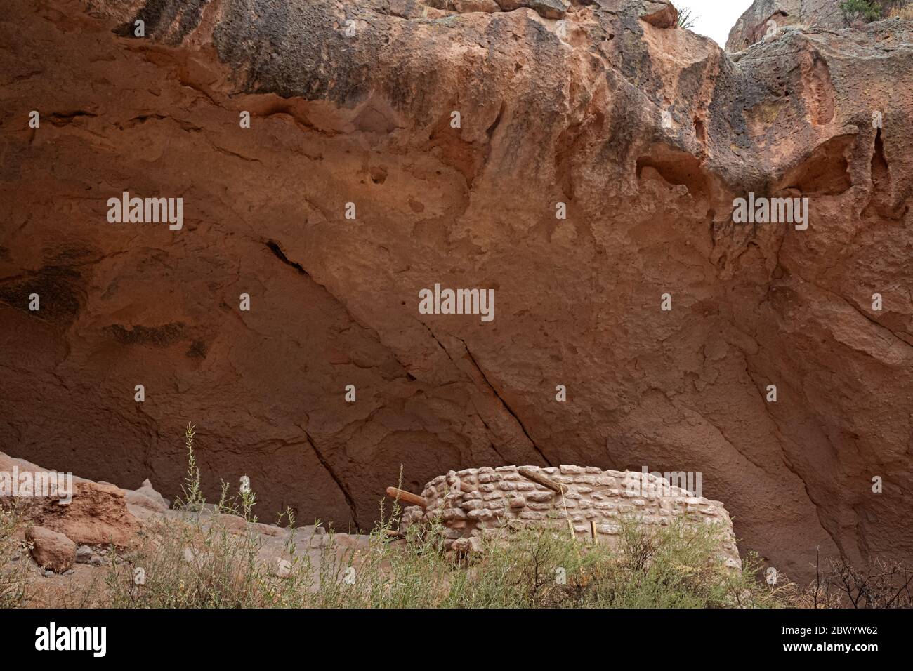 Sheltered alcove in canyon walls hi-res stock photography and images ...
