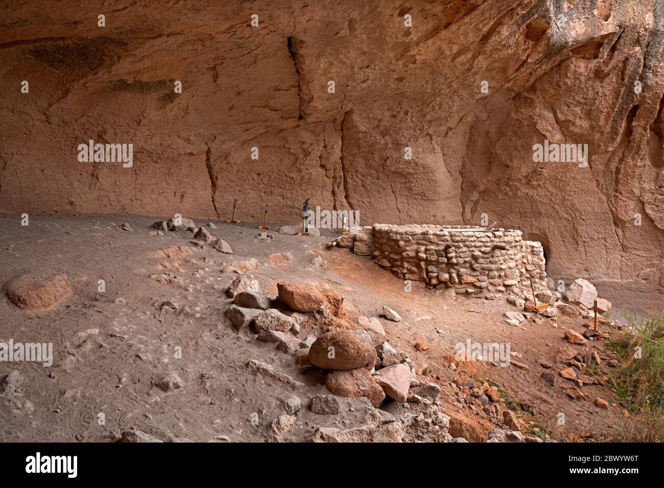 NM00470-00...NEW MEXICO - A kiva at Alcove House used by the Ancient ...