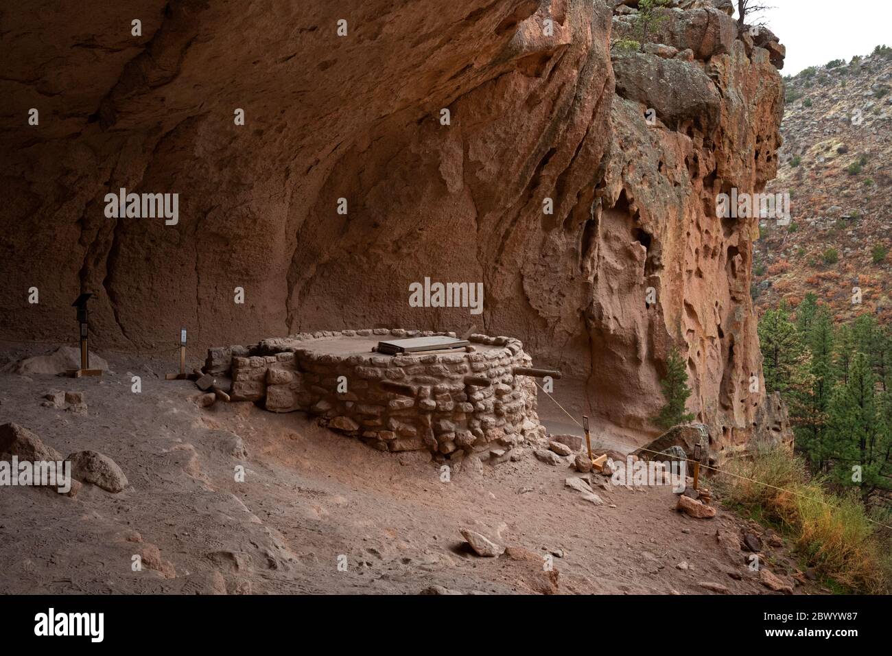 NM00471-00...NEW MEXICO - A kiva at Alcove House used by the Ancient ...