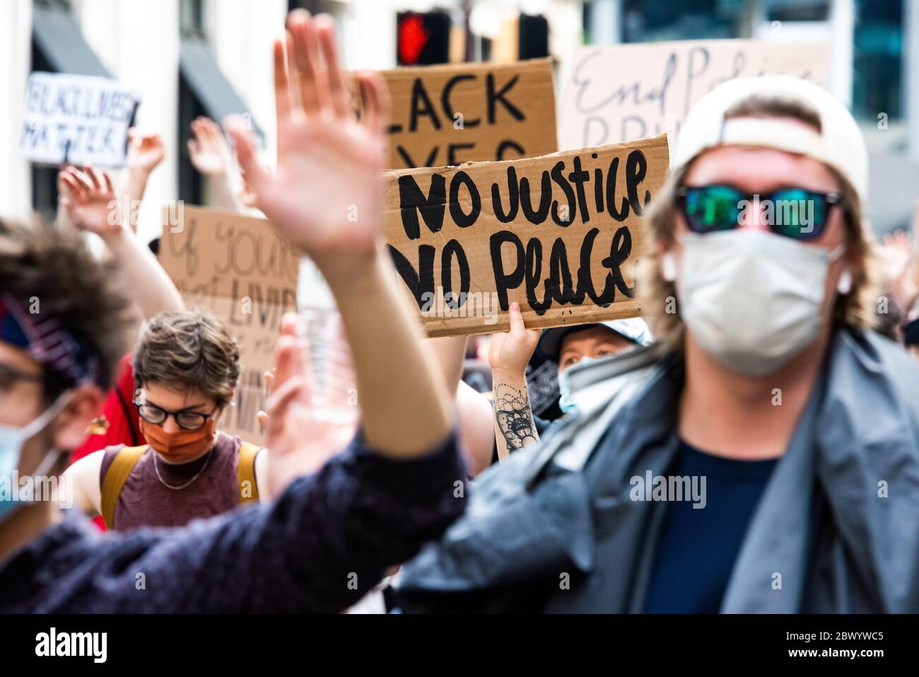 2020 mask walking black man hi-res stock photography and images - Alamy