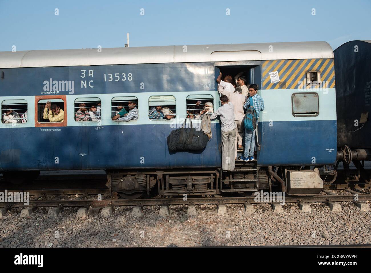 Overcrowded train delhi india hi-res stock photography and images - Alamy