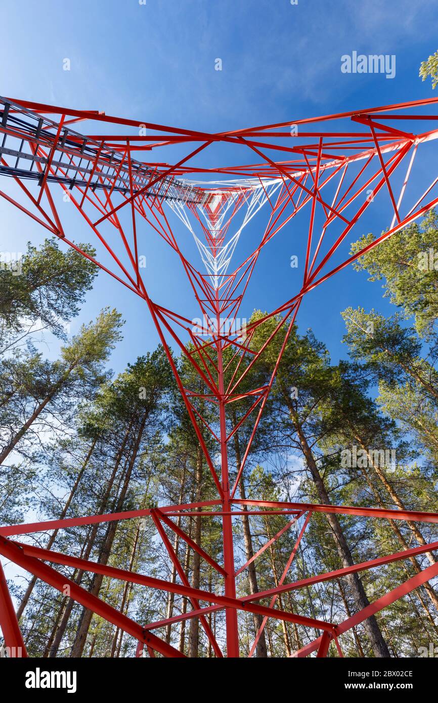 Frame and structure of a metallic self supporting cellular antenna ...