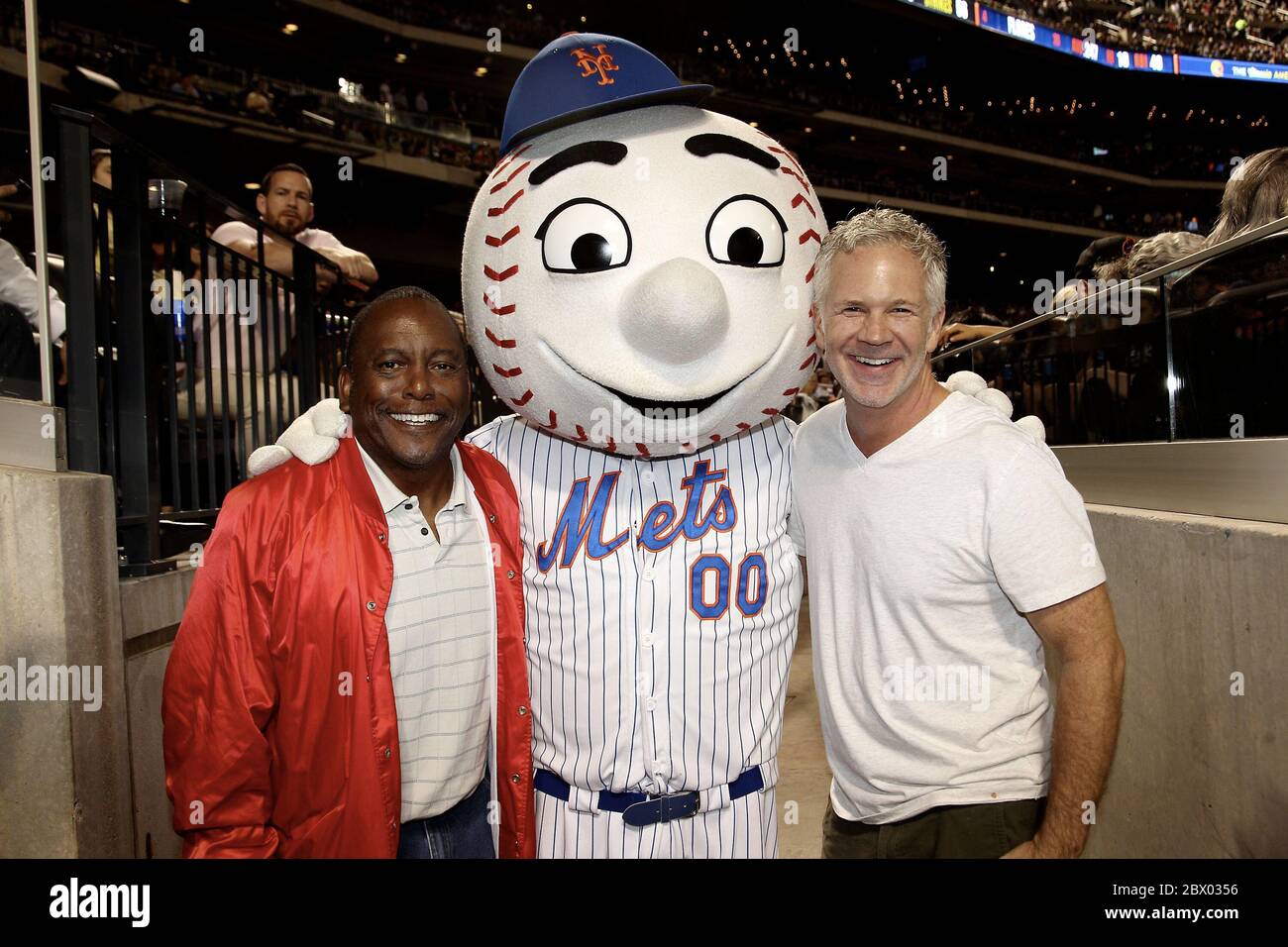 Queens, NY, USA. 23 July, 2015. Former Yankee, Billy Sample, Mr. Met ...