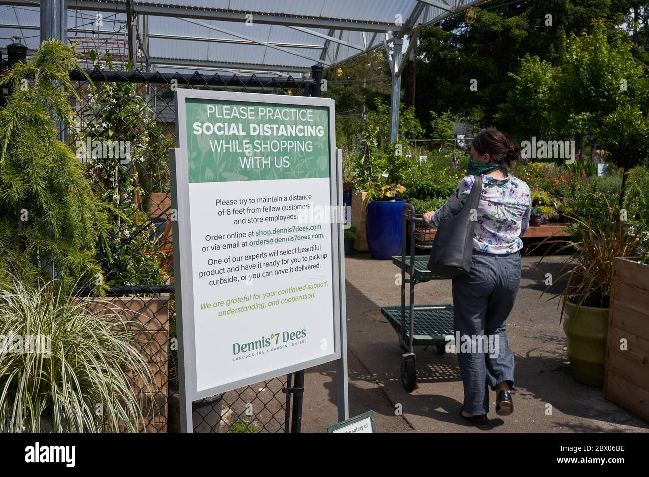 Practice social distancing sign hi-res stock photography and images - Alamy