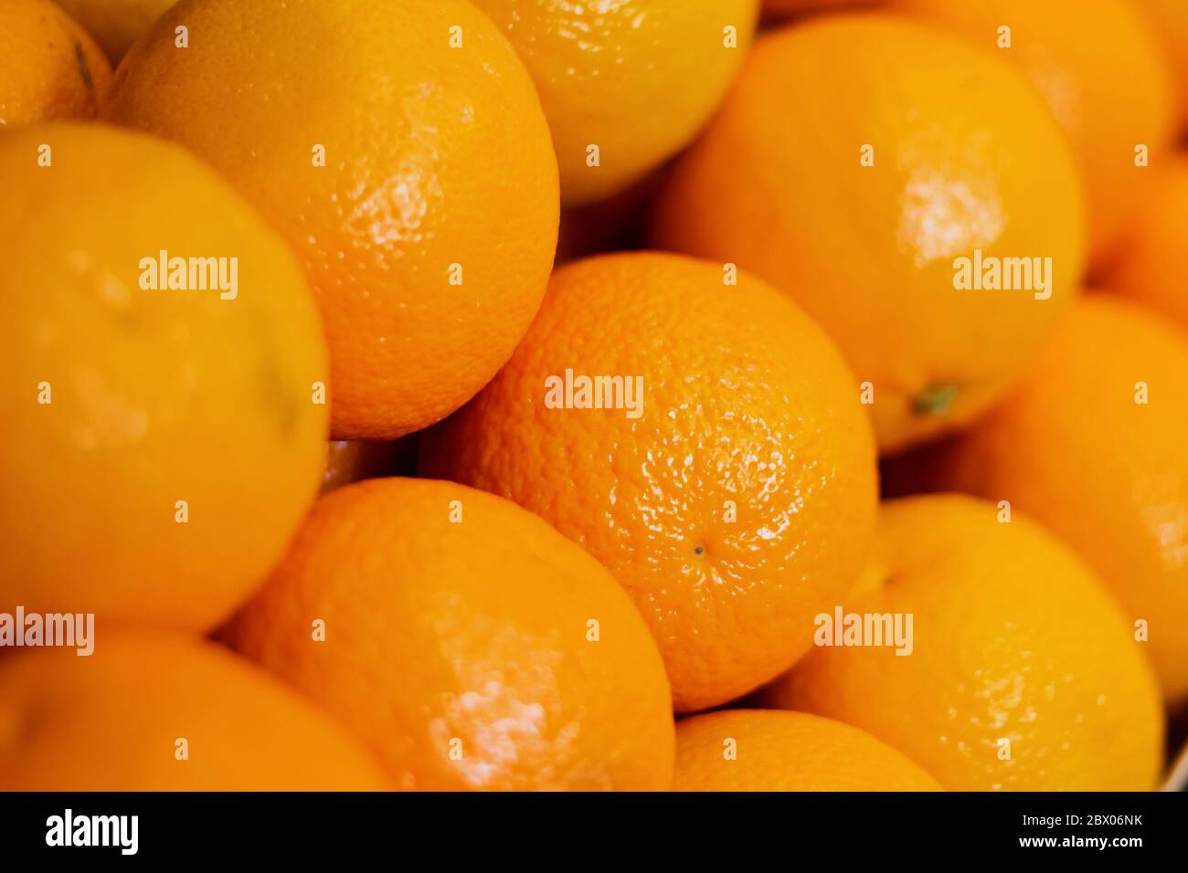 Fresh oranges on the local market Stock Photo - Alamy