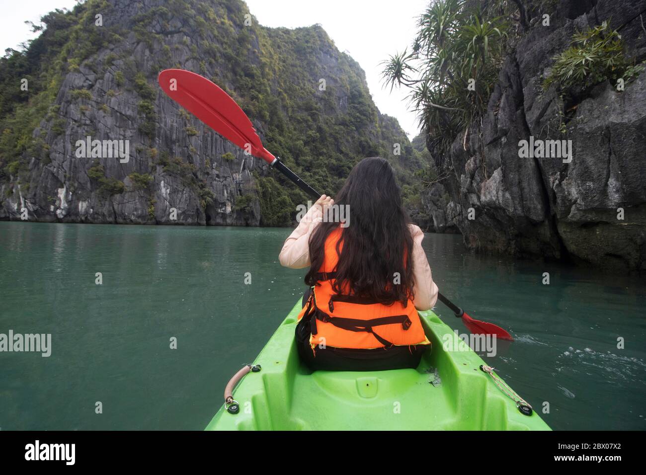 Asia kayak boat vietnam ocean hi-res stock photography and images - Alamy