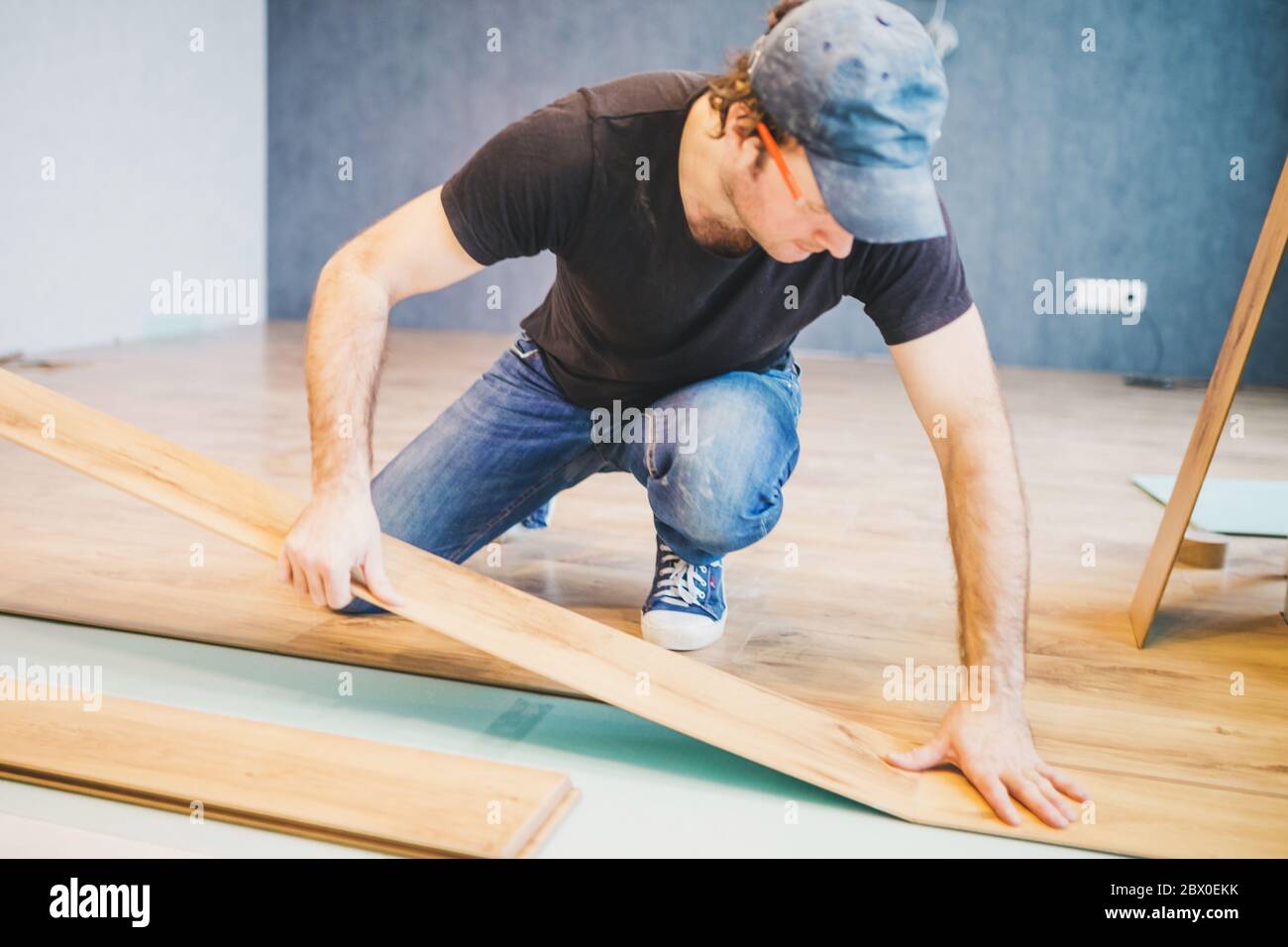 Man laying laminated flooring hi-res stock photography and images - Alamy