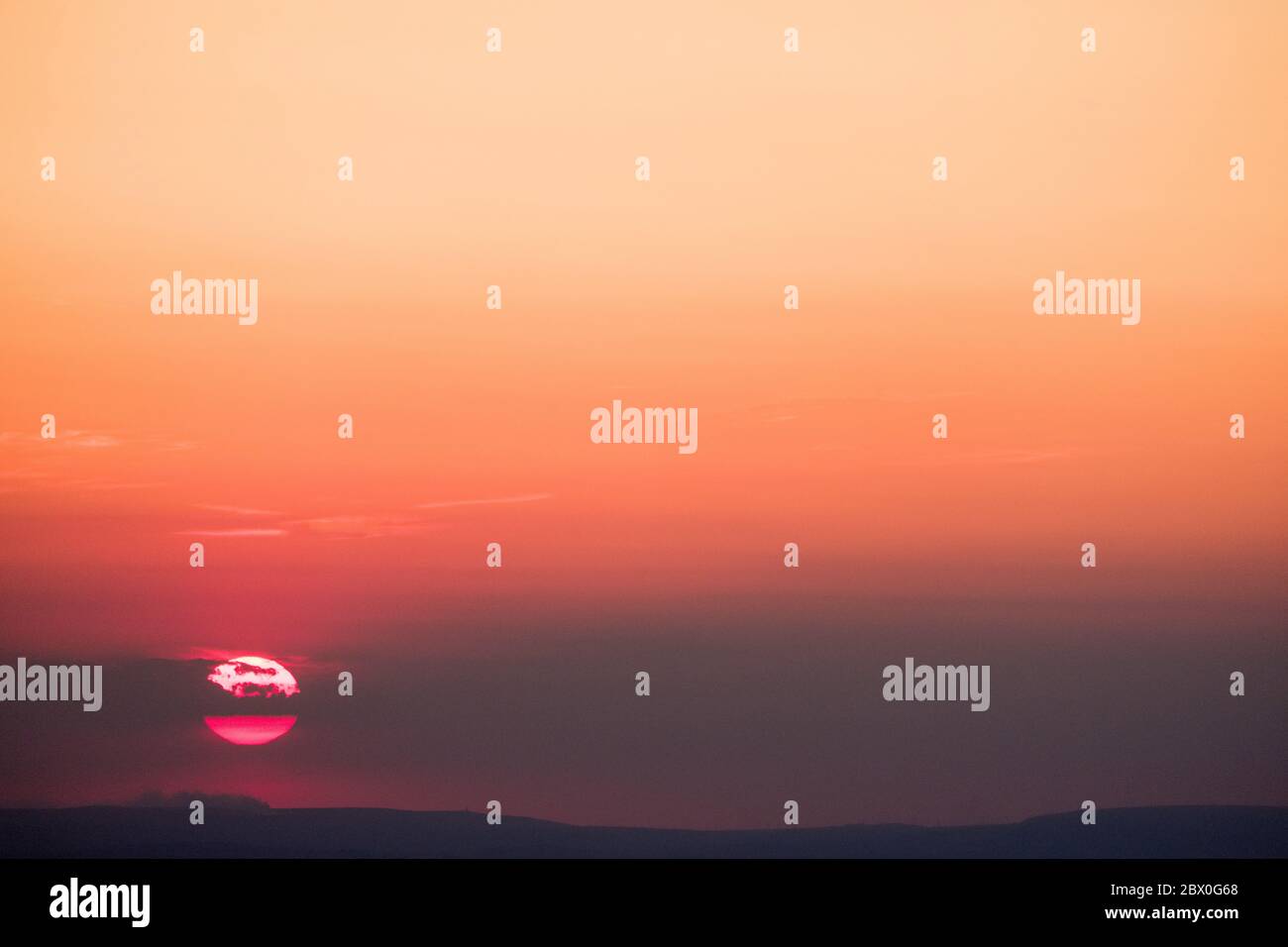 On the horizon sunset hi-res stock photography and images - Alamy