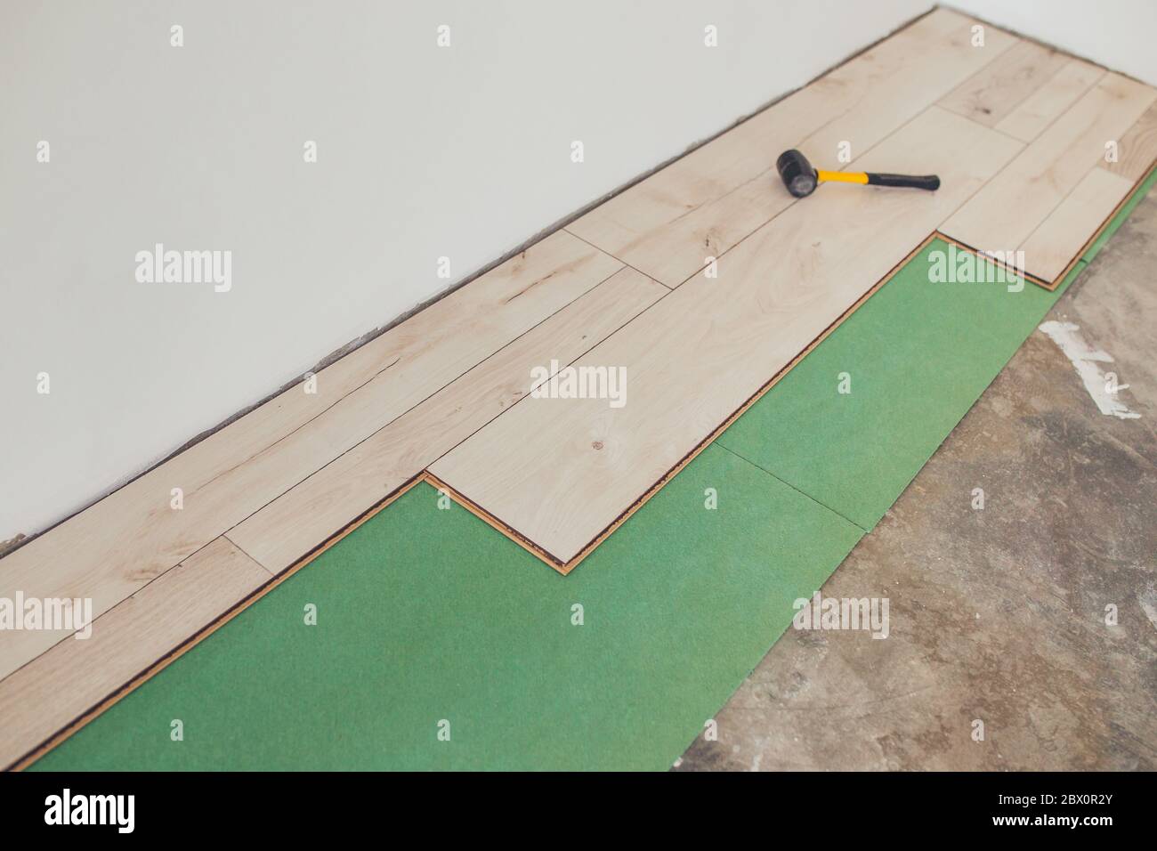 How to lay laminate - installation of a floating floor - lock ...