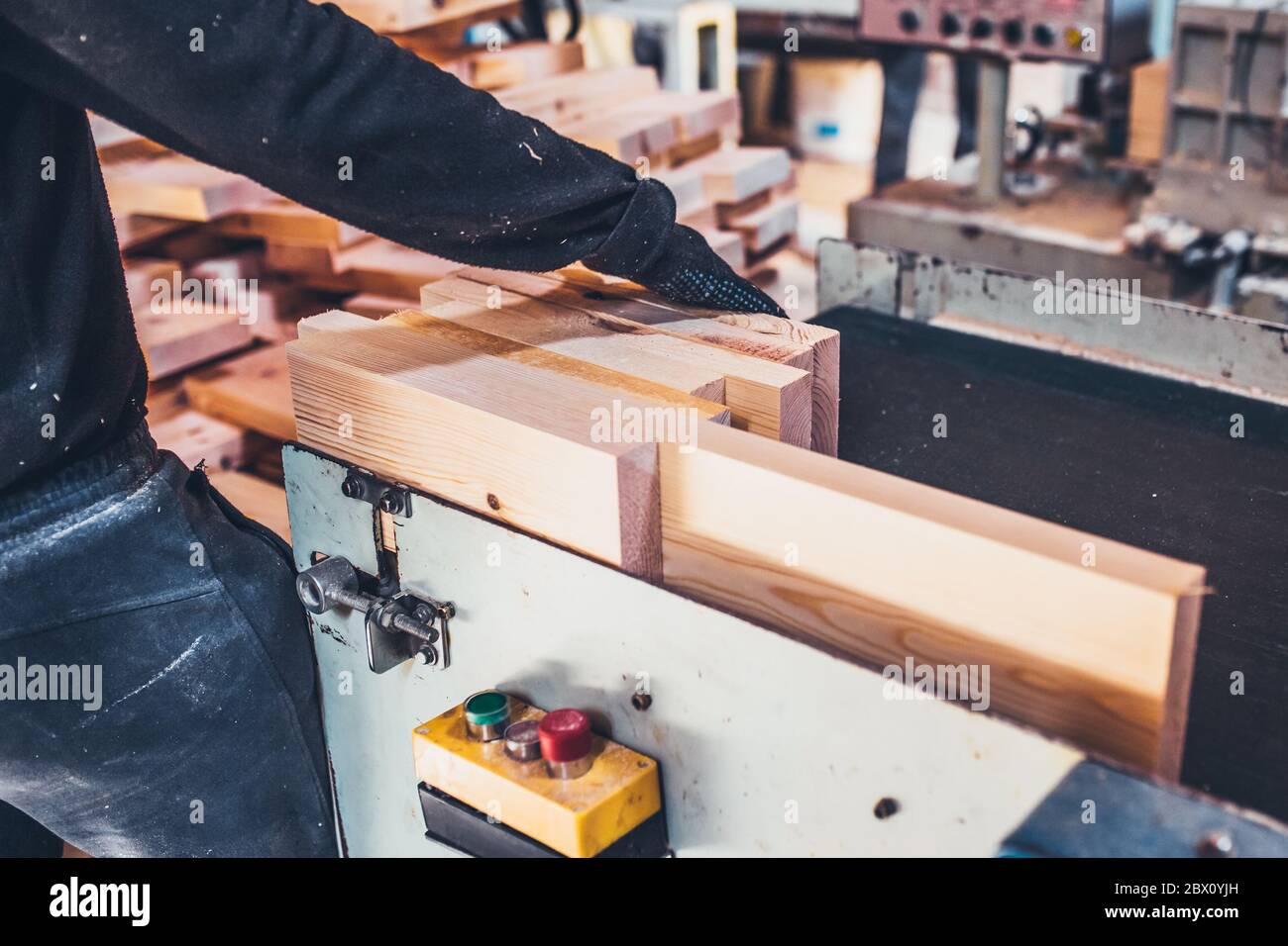 Machine for trimming and cutting spikes on a bar before gluing into a ...